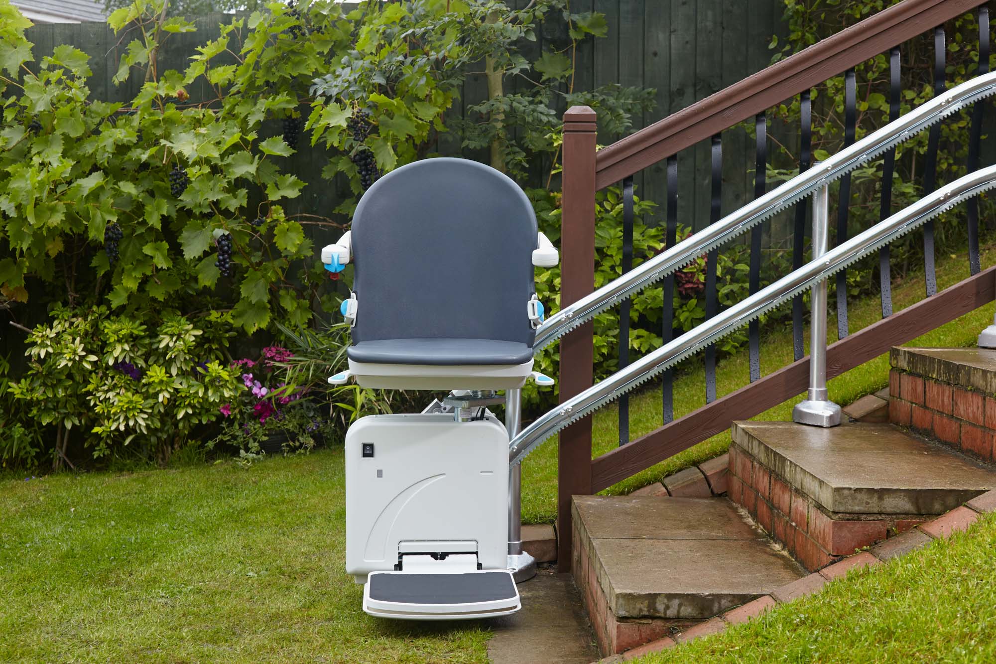 Handicare 2000 Outdoor Stairlift: Flexible and Durable Outdoor Solution ...